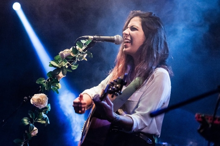 Nadia Sheikh publica ‘Undefined’, su último disco producido por Brett ...